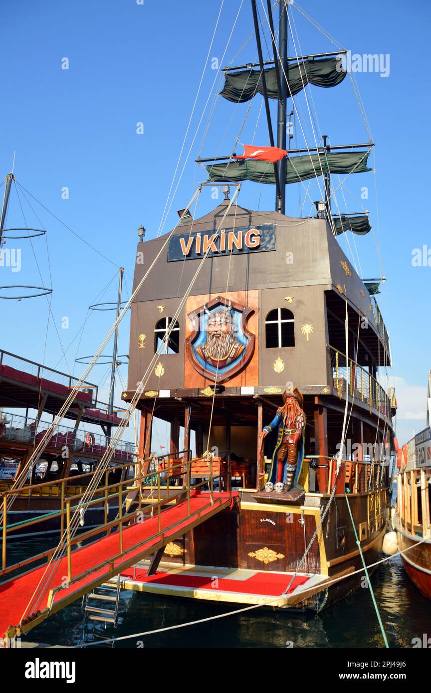 Round trip ships hi-res stock photography and images - Alamy