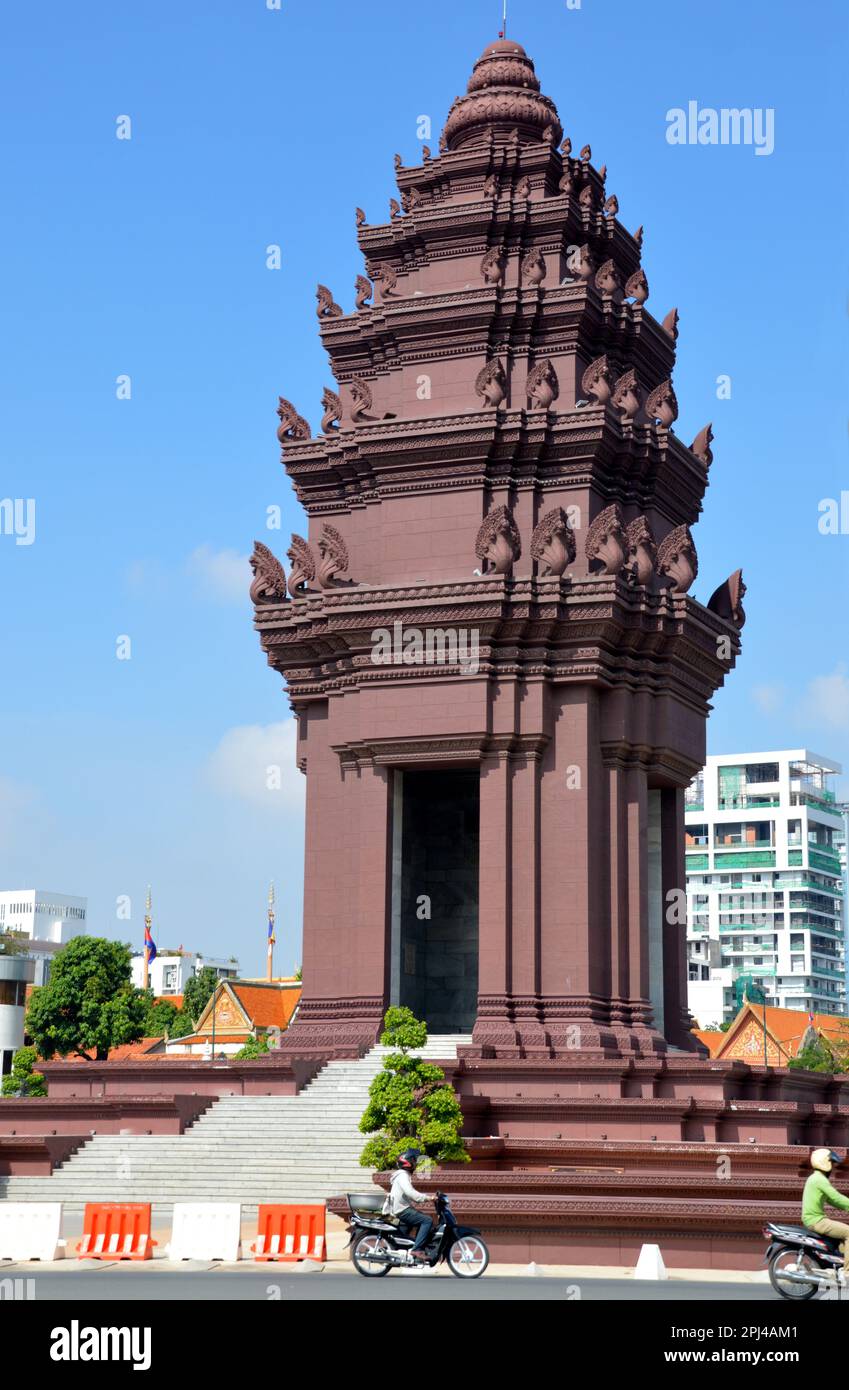Phnom penh independence monument hi-res stock photography and images ...