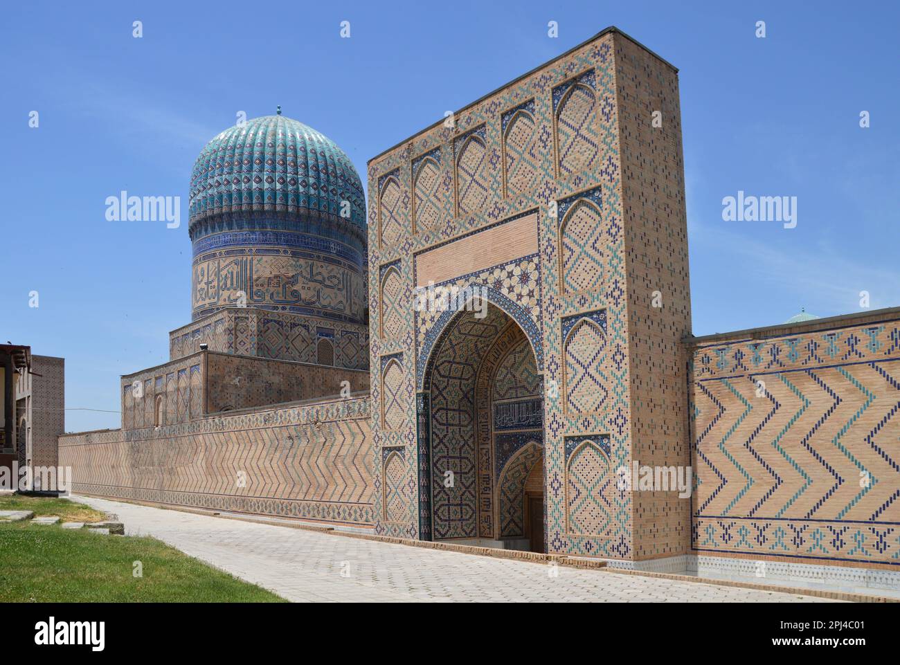 Uzbekistan, Samarkand: the huge Bibi Khanum mosque, completed by Timur ...