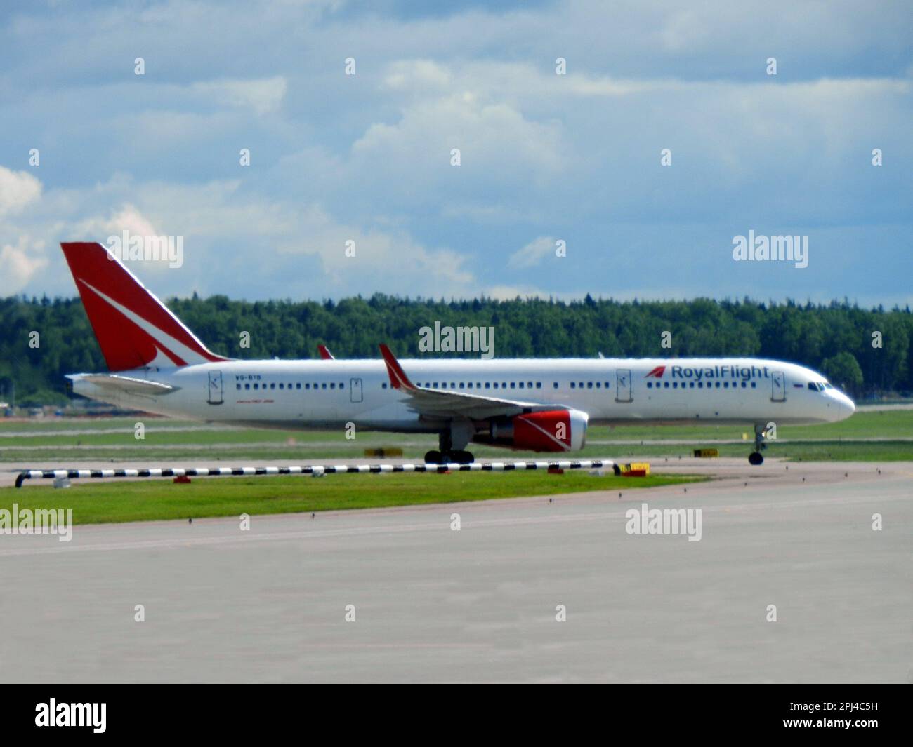 Russia, Moscow: VQ-BTB Boeing 757-28A (c/n 28835) of Royal Flight at ...