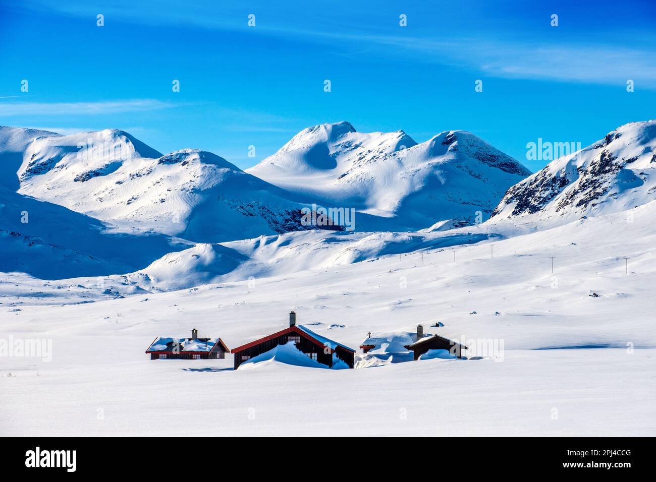 Cabins in the winter mountains of the Jotunheimen region of Norway ...