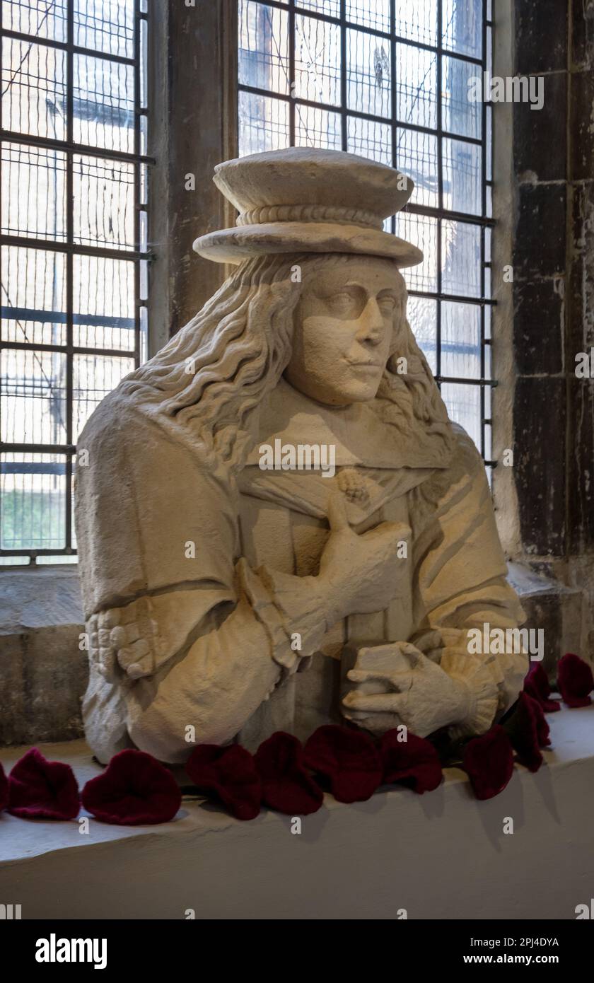 Gloucester cathedral sculpture hi-res stock photography and images - Alamy