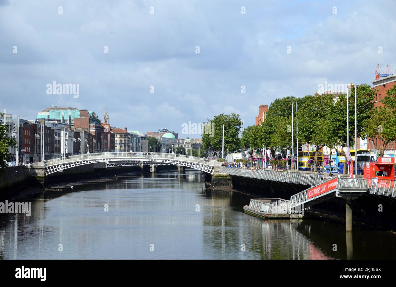 Ireland, Leinster, Dublin: the Ha'penny Bridge (1816) over the River ...