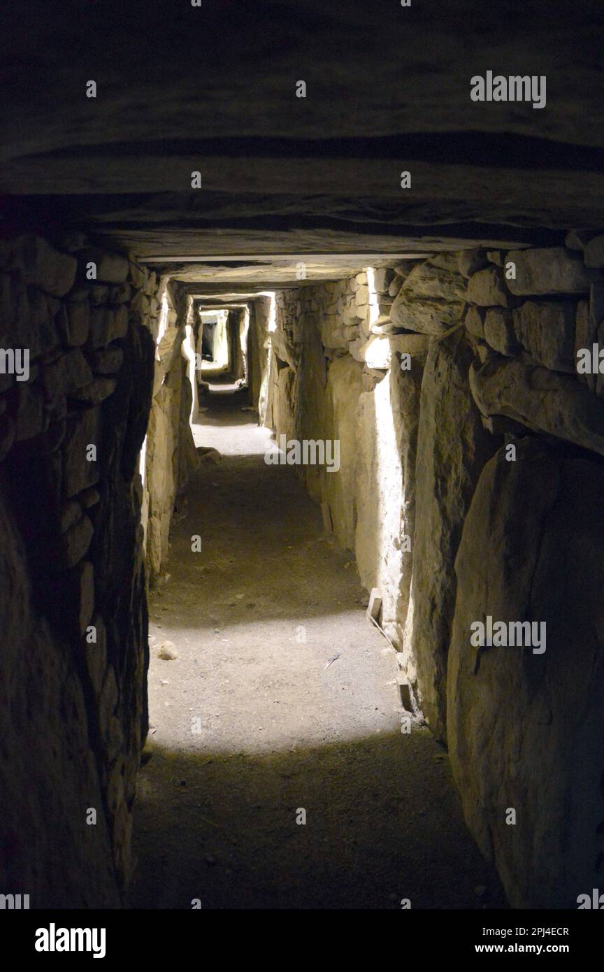 Ireland, County Meath, Brú Na Bóinne: Knowth neolithic Irish passage ...