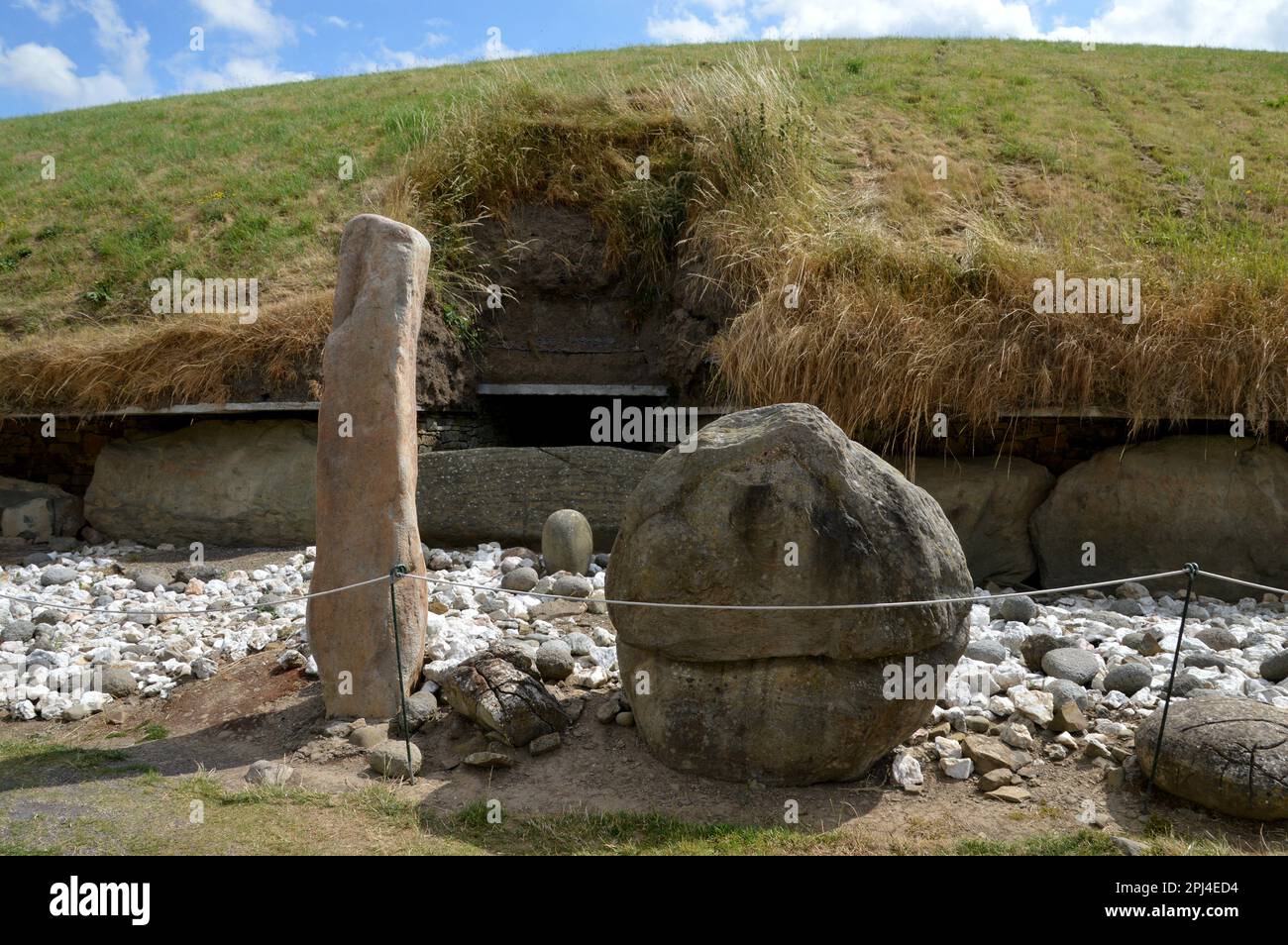 Ireland, County Meath, Brú Na Bóinne: Knowth neolithic Irish passage ...