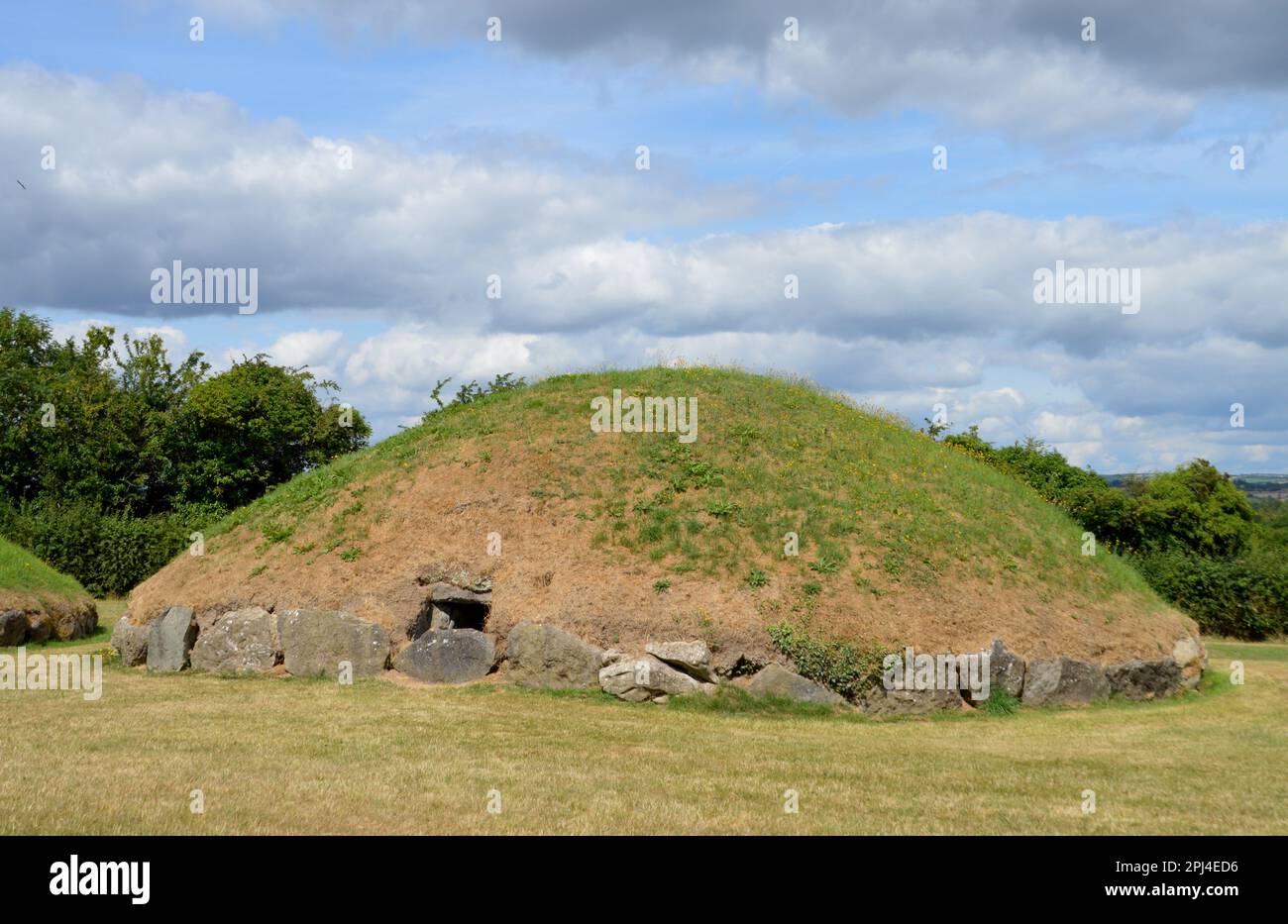 Ireland, County Meath, Brú Na Bóinne: Knowth neolithic Irish passage ...