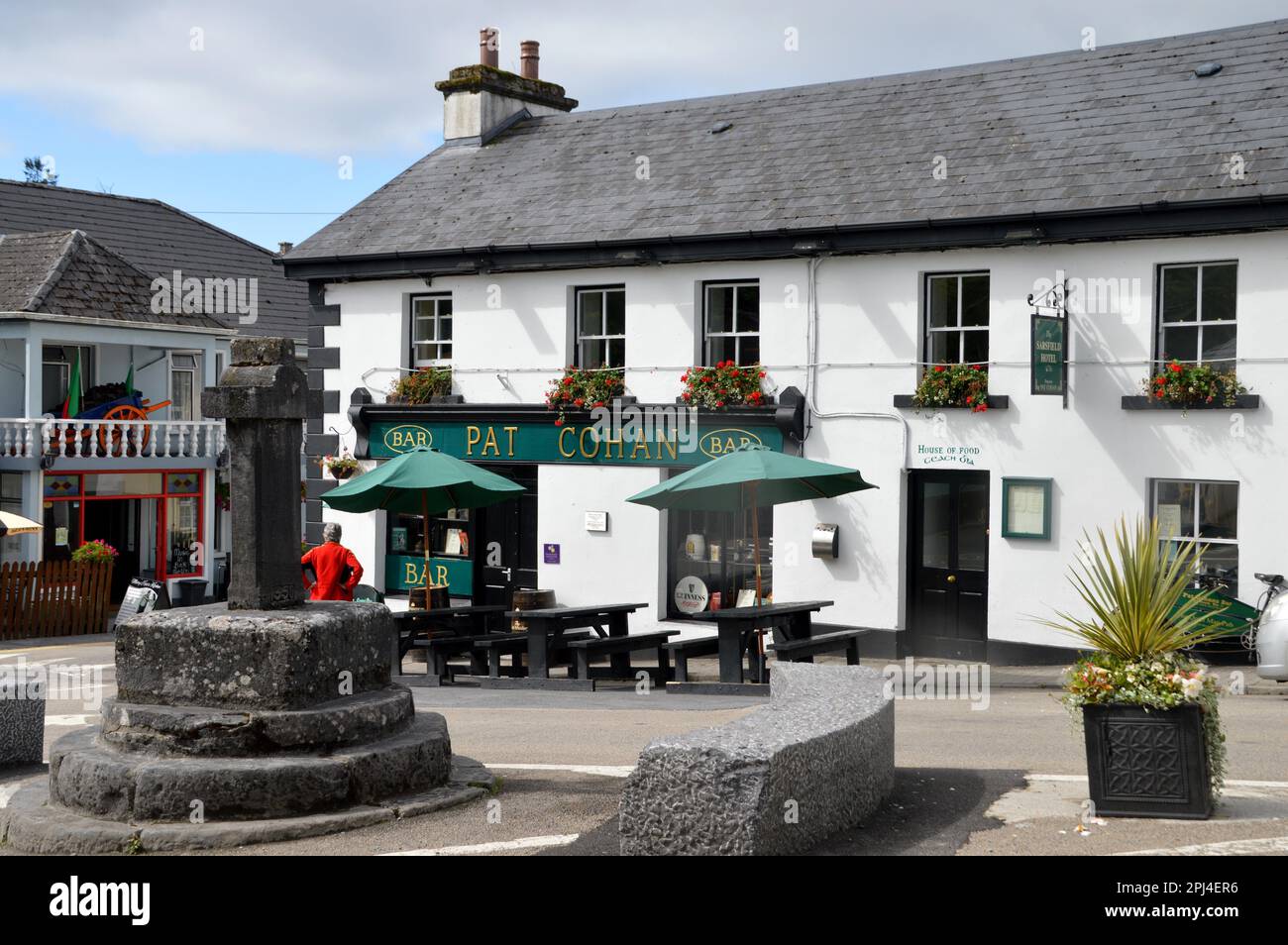 Ireland, County Mayo, Cong: stone cross and picuresque pub in the ...