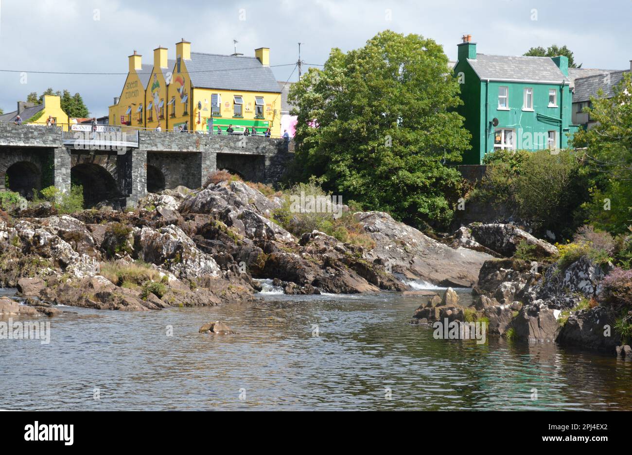 Ireland, County Kerry, Sneem: the River Sneem flows through the centre ...