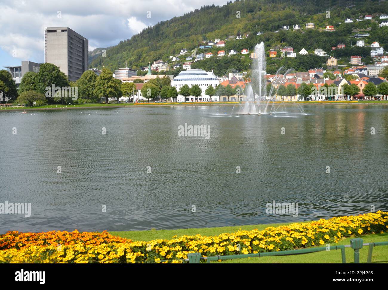 Norway, Hordaland, Bergen: Lille Lungegards Vann (Lake) with fountain ...
