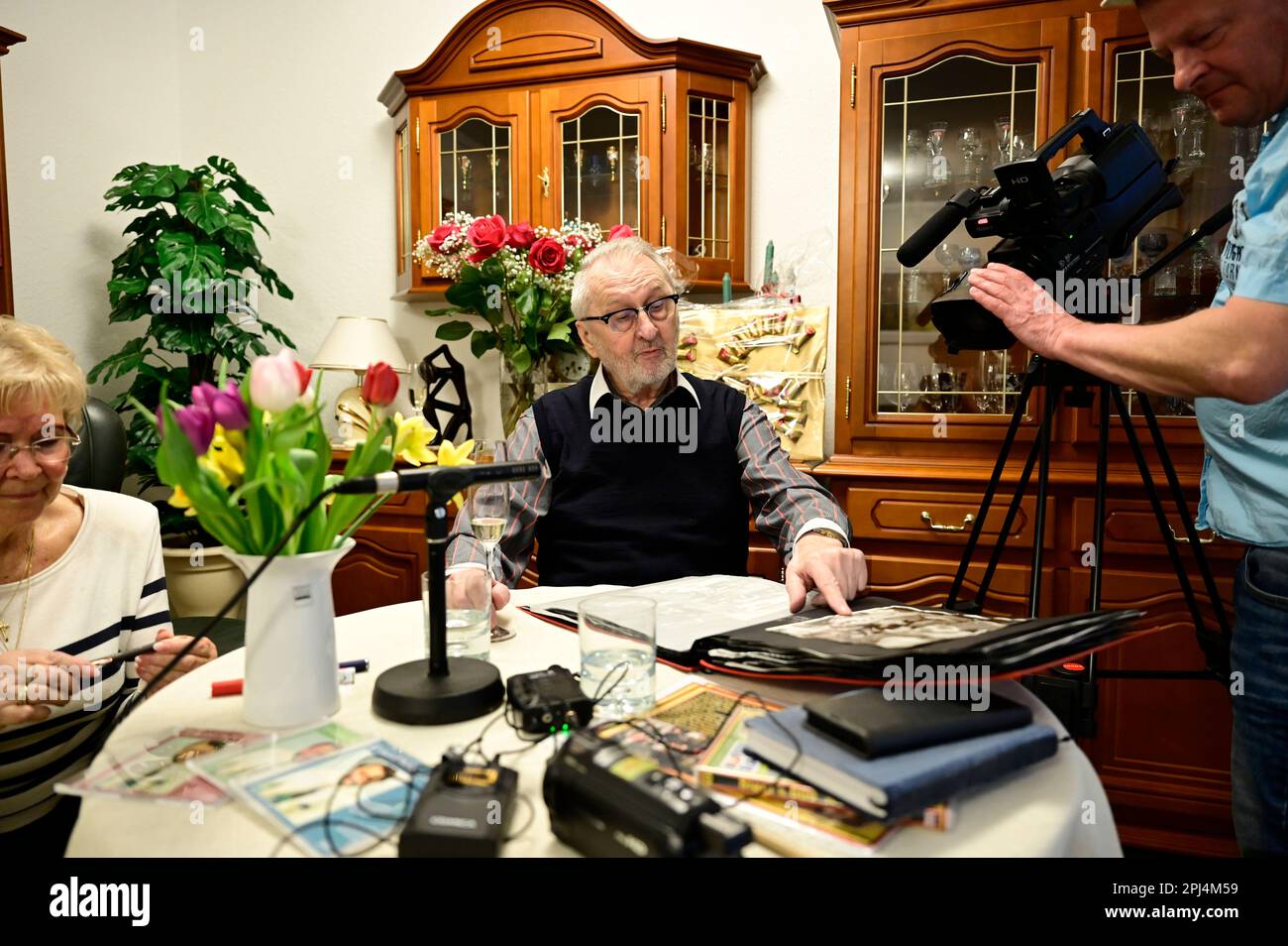 Erhard Juza und Peter Hoffmann bei Dreharbeiten zu seiner Home-Story an ...