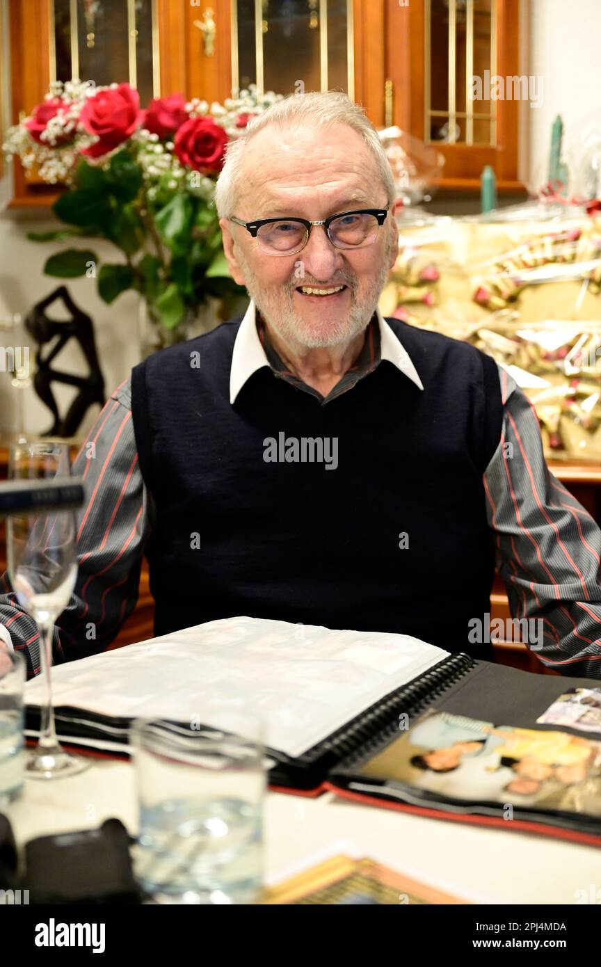 Erhard Juza bei Dreharbeiten zu seiner Home-Story an seinem 86 ...