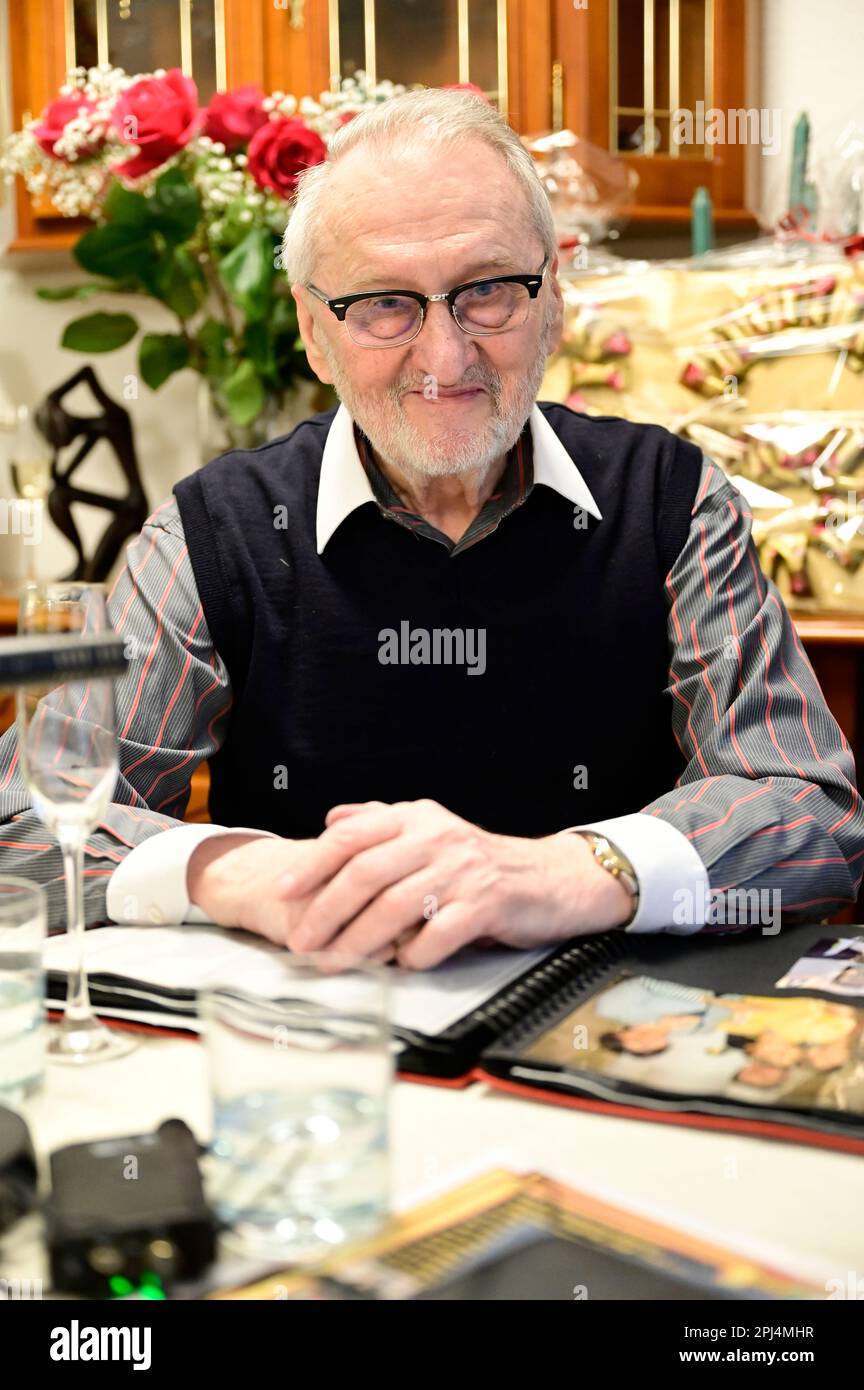 Erhard Juza bei Dreharbeiten zu seiner Home-Story an seinem 86 ...