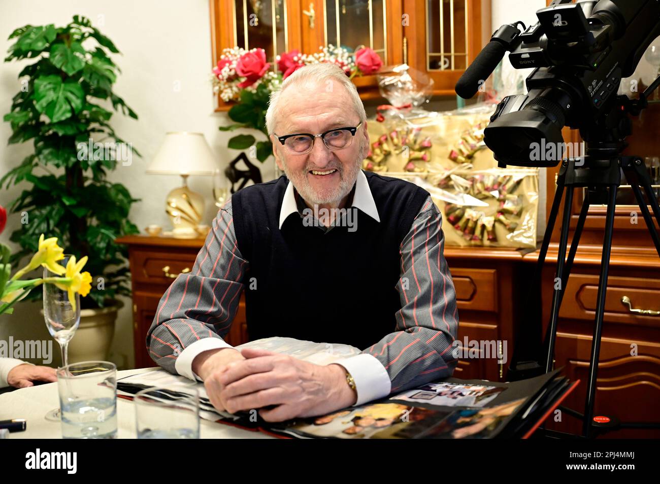 Erhard Juza bei Dreharbeiten zu seiner Home-Story an seinem 86 ...