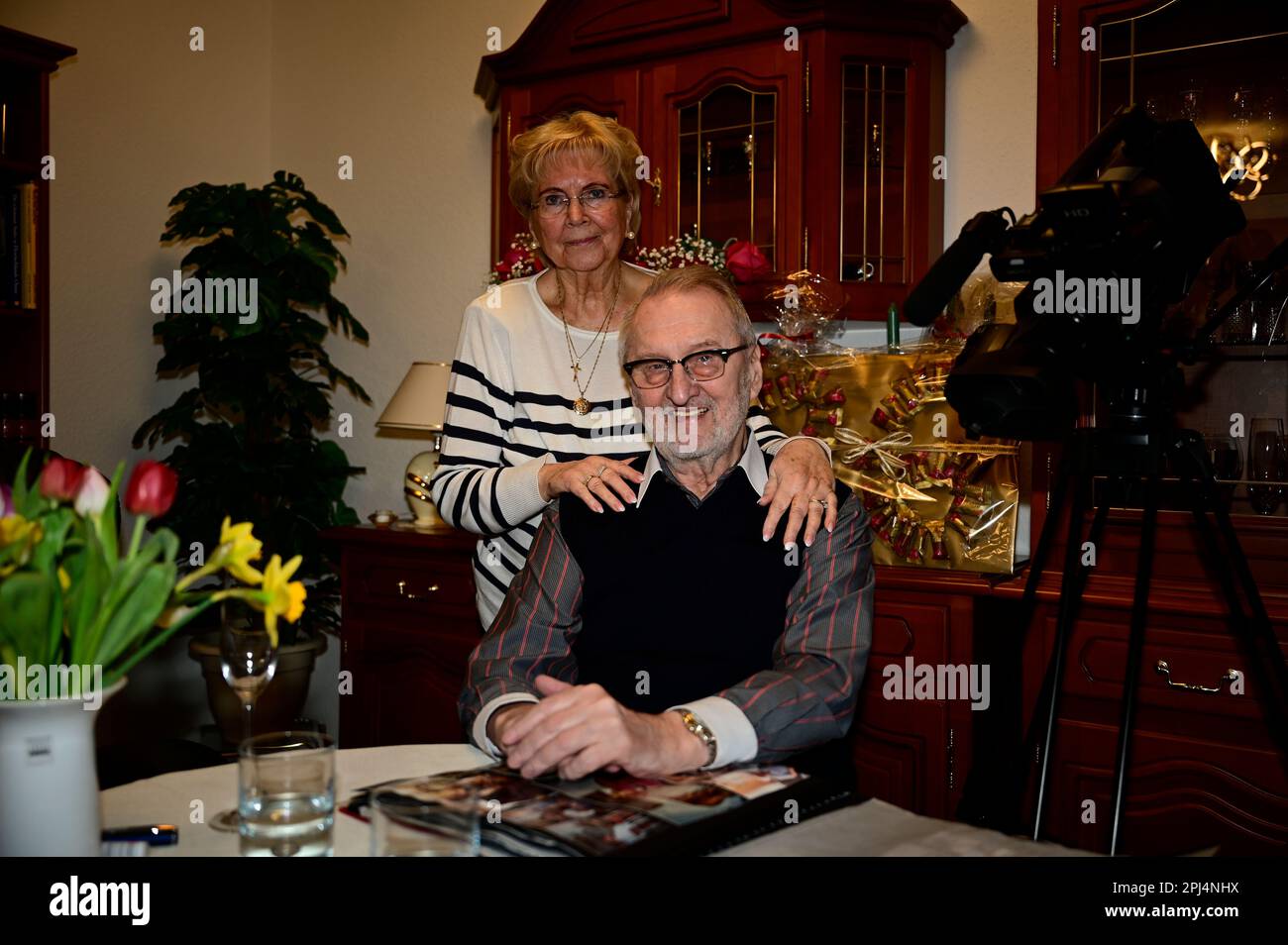 Ingrid Eckhardt und Erhard Juza bei Dreharbeiten zu seiner Home-Story an seinem 86. Geburtstag ...