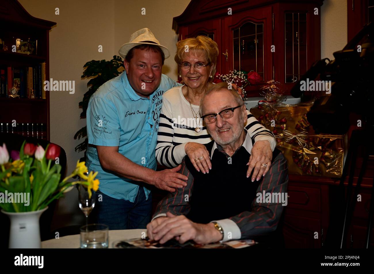 Peter Hoffmann,Ingrid Eckhardt und Erhard Juza bei Dreharbeiten zu seiner Home-Story an seinem ...