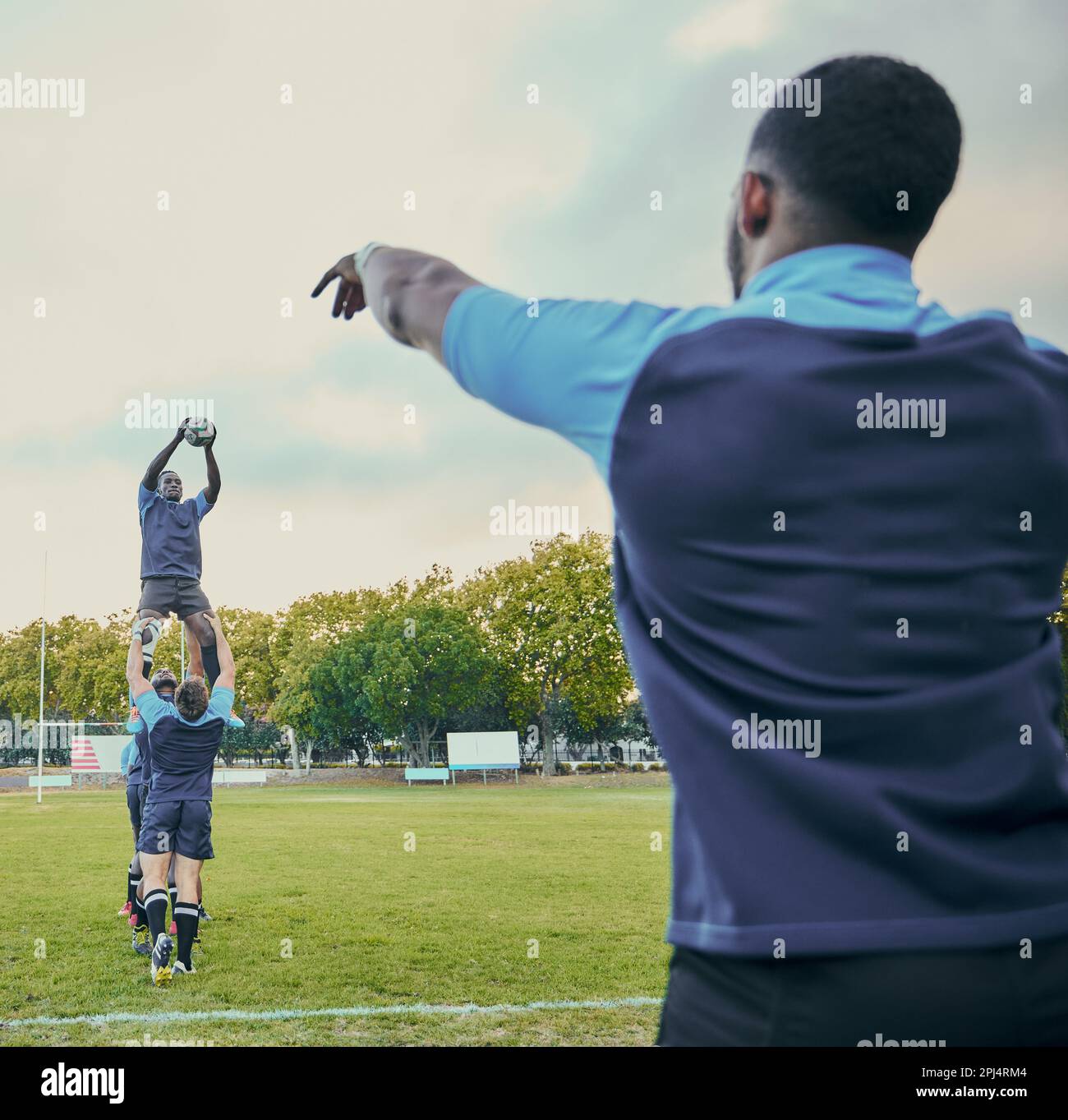 Rugby player jumping catch ball hi-res stock photography and images - Alamy