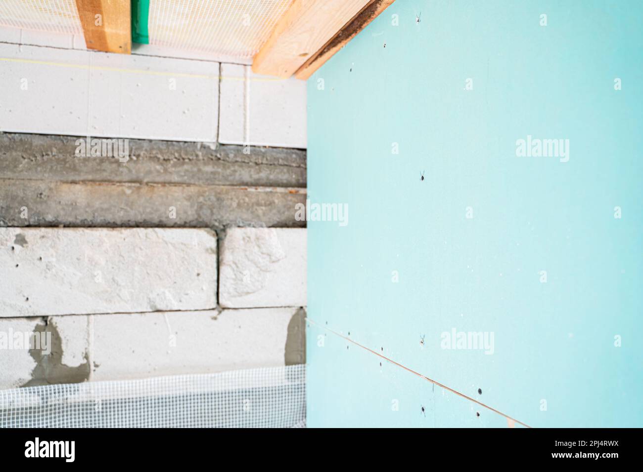 Docking of a wall sheathed with plasterboard with a wall of aerated ...