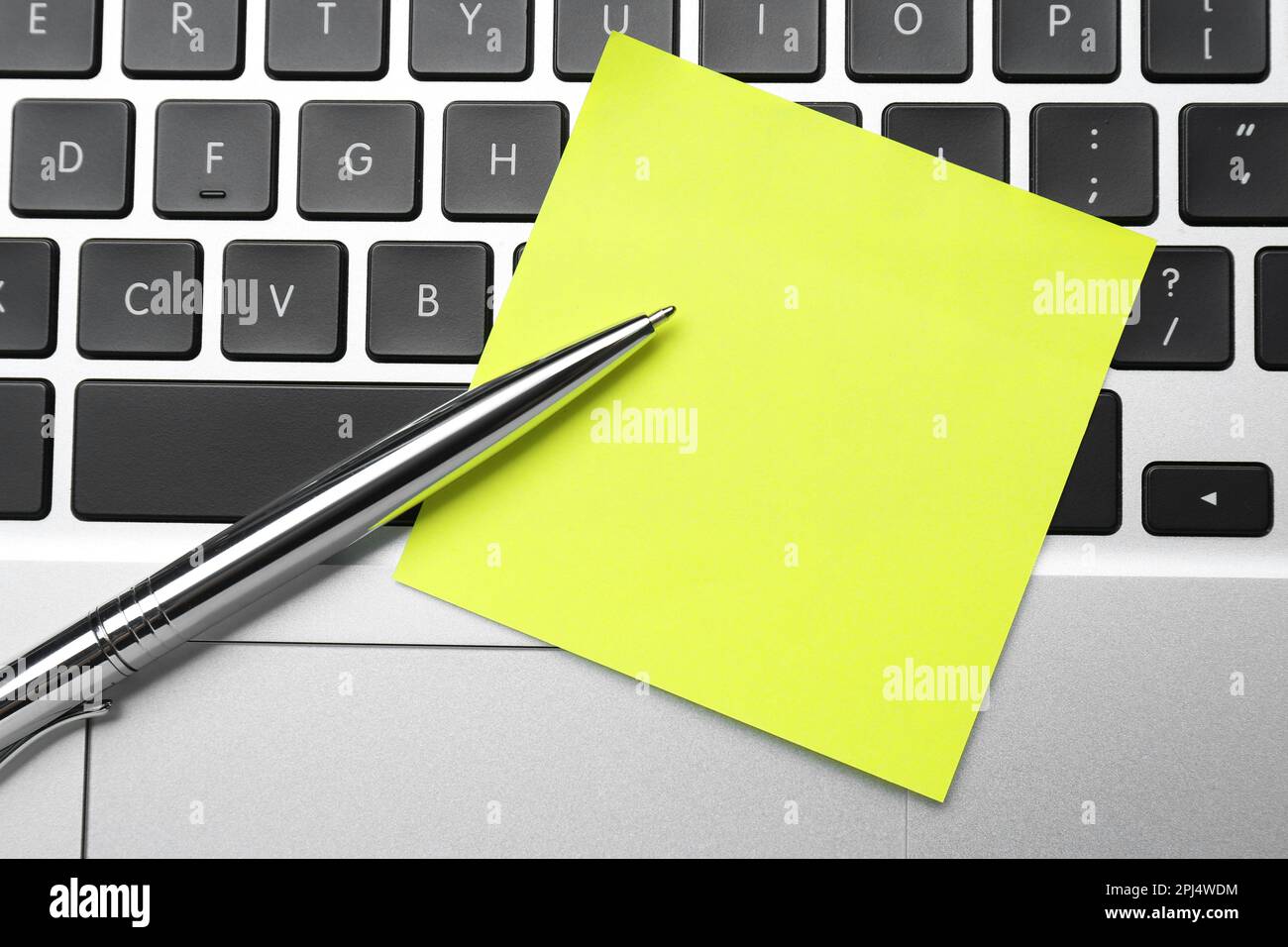 Empty sticky note and pen on laptop, top view. Space for design Stock ...