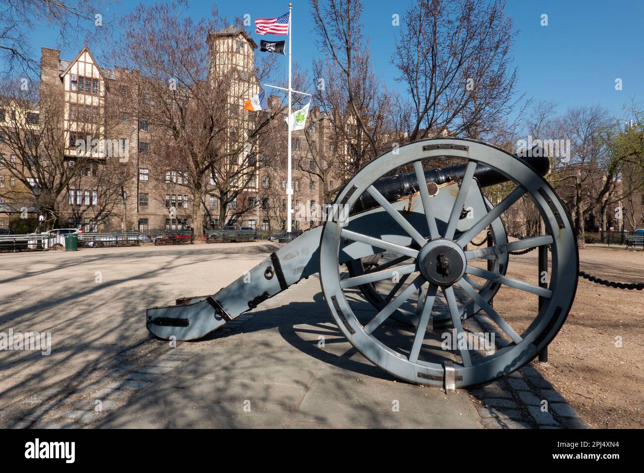 A replica of a revolutionary war English Field cannon in Bennet Park in ...