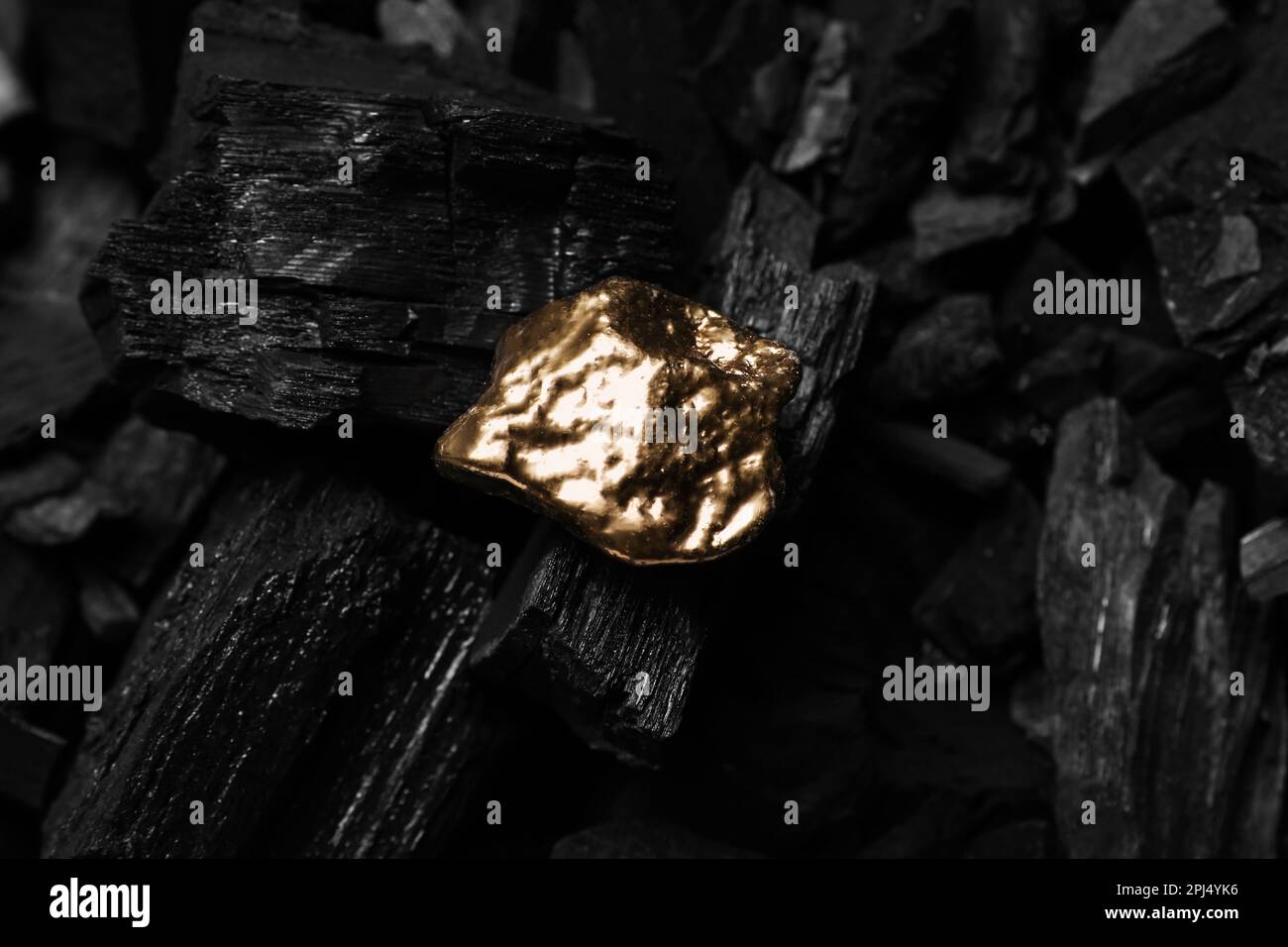 Shiny gold rock closeup view hi-res stock photography and images - Alamy