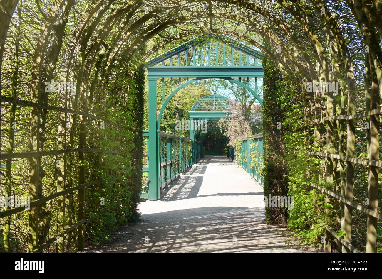 Garden path through arch way hi-res stock photography and images - Alamy