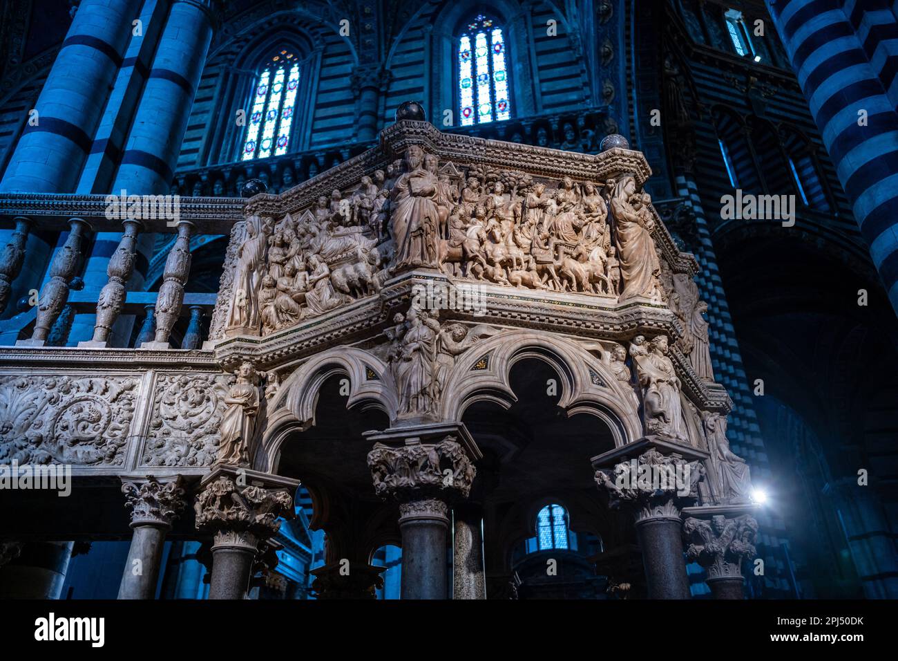 Pulpit by Nicola Pisano in Siena cathedral, Italy Stock Photo - Alamy