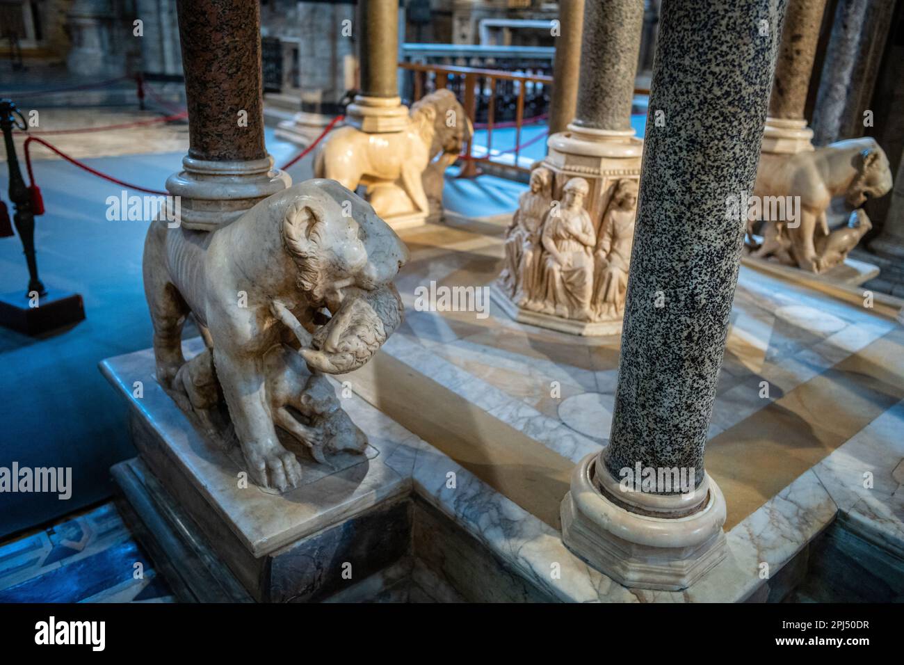 Pulpit by Nicola Pisano in Siena cathedral, Italy Stock Photo - Alamy