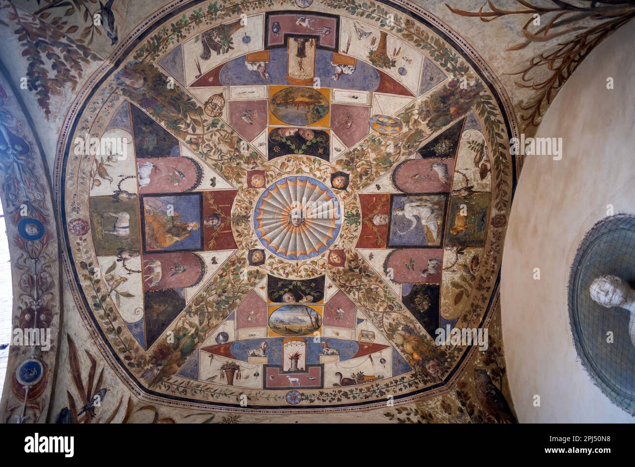 Medieval tuscan fresco hi-res stock photography and images - Alamy