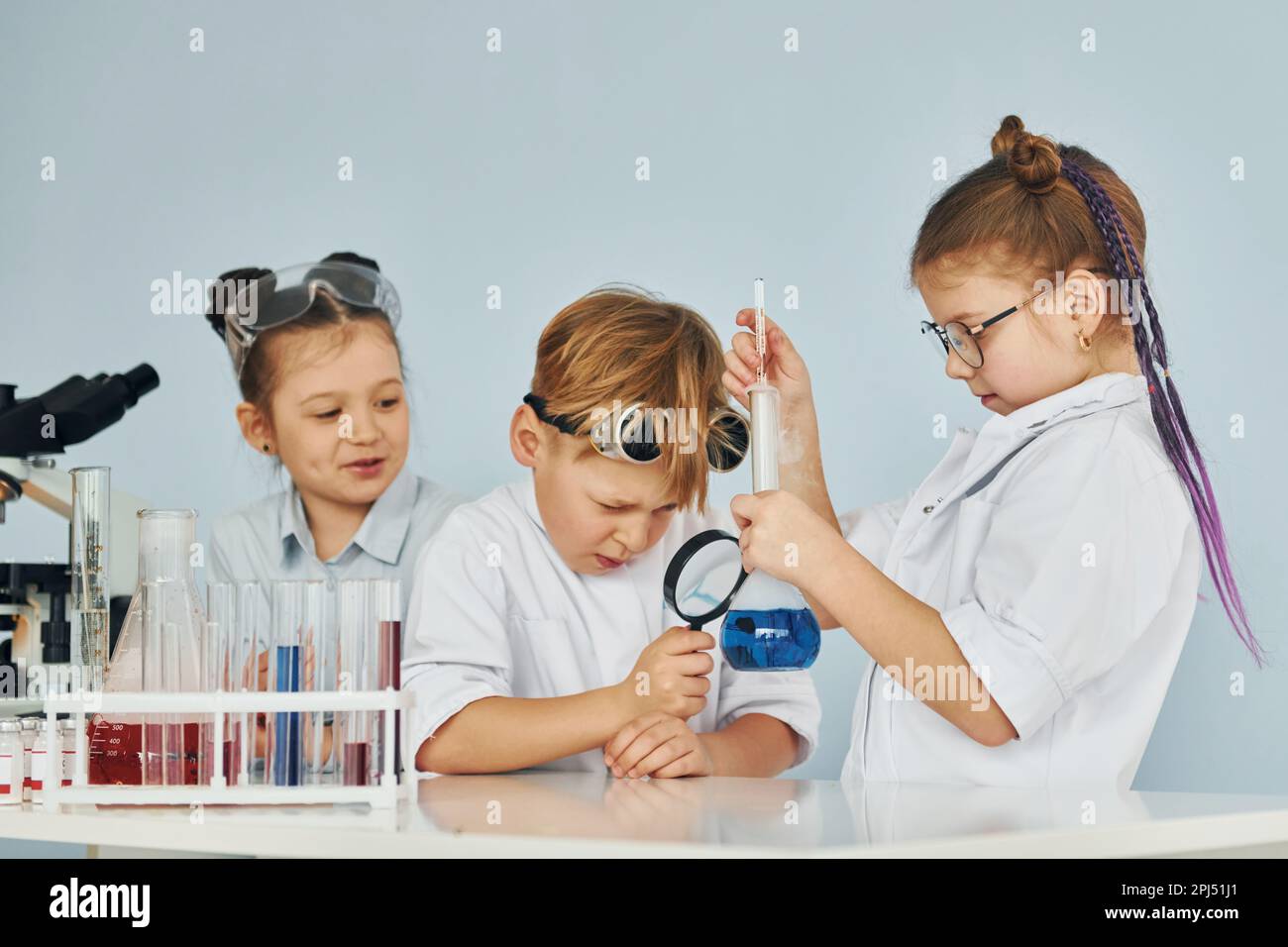 Kids using science lab equipment hi-res stock photography and images ...