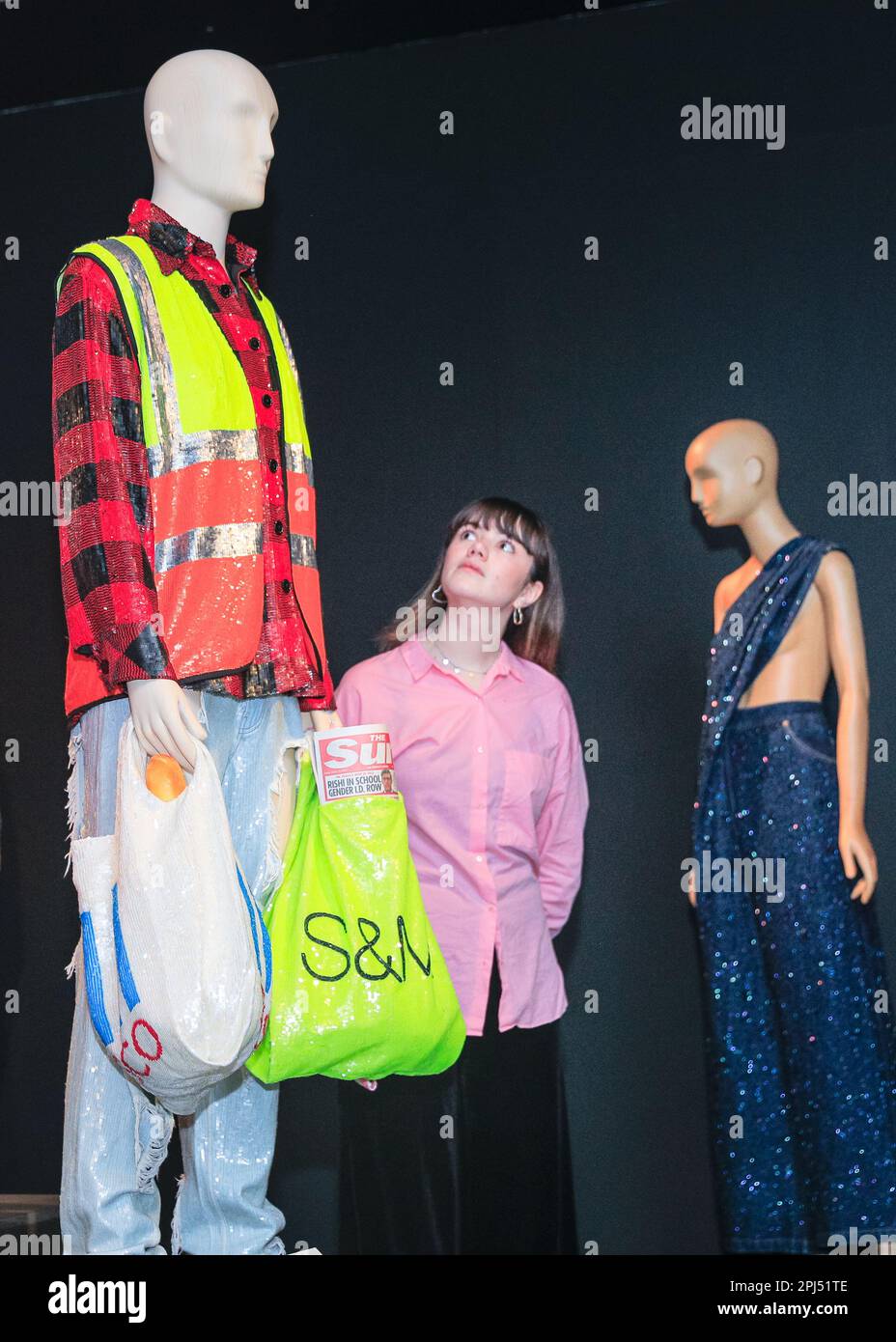 London, UK. 31st Mar, 2023. Gallery staff with an outfit including high ...