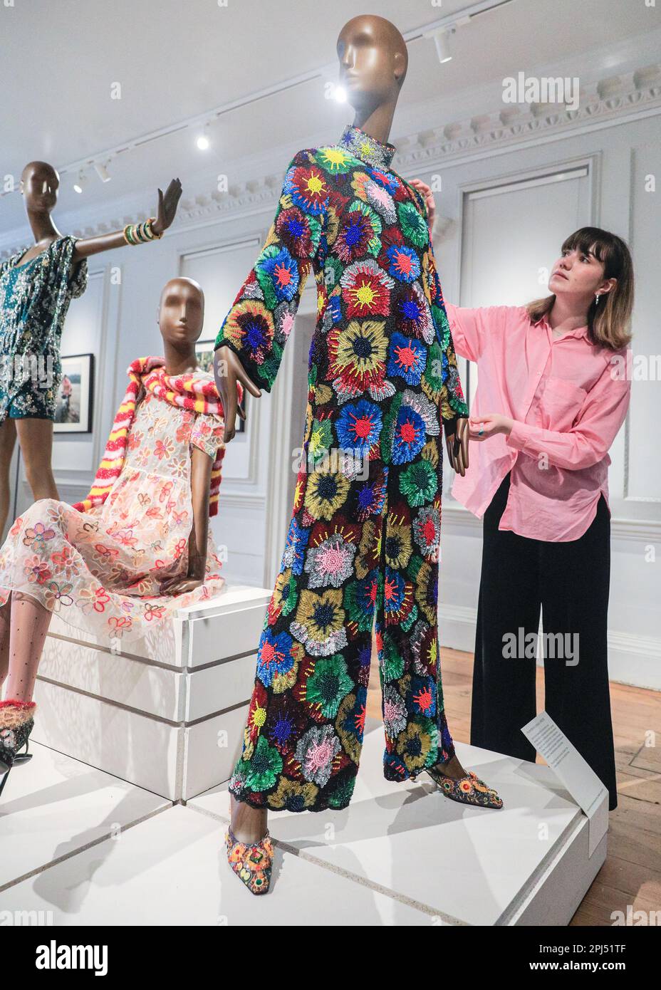 London, UK. 31st Mar, 2023. Gallery staff with the Psyche "Dahlia ...