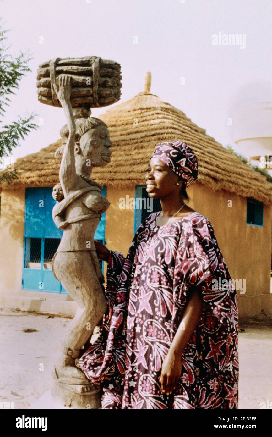 African woman sculpture hi-res stock photography and images - Alamy