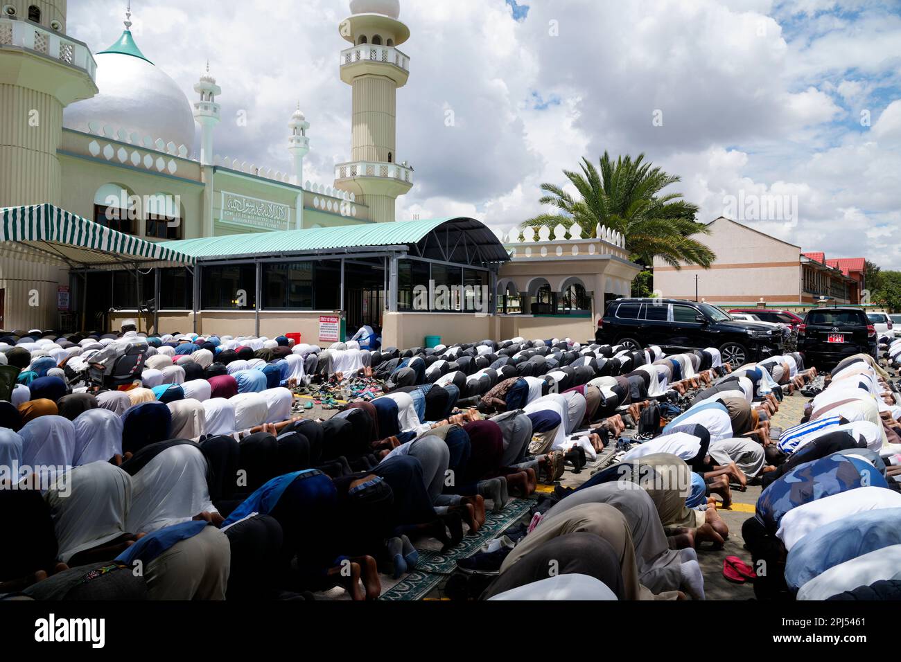 Kenyan Muslims pray on the second Friday of Islam's holy month of ...