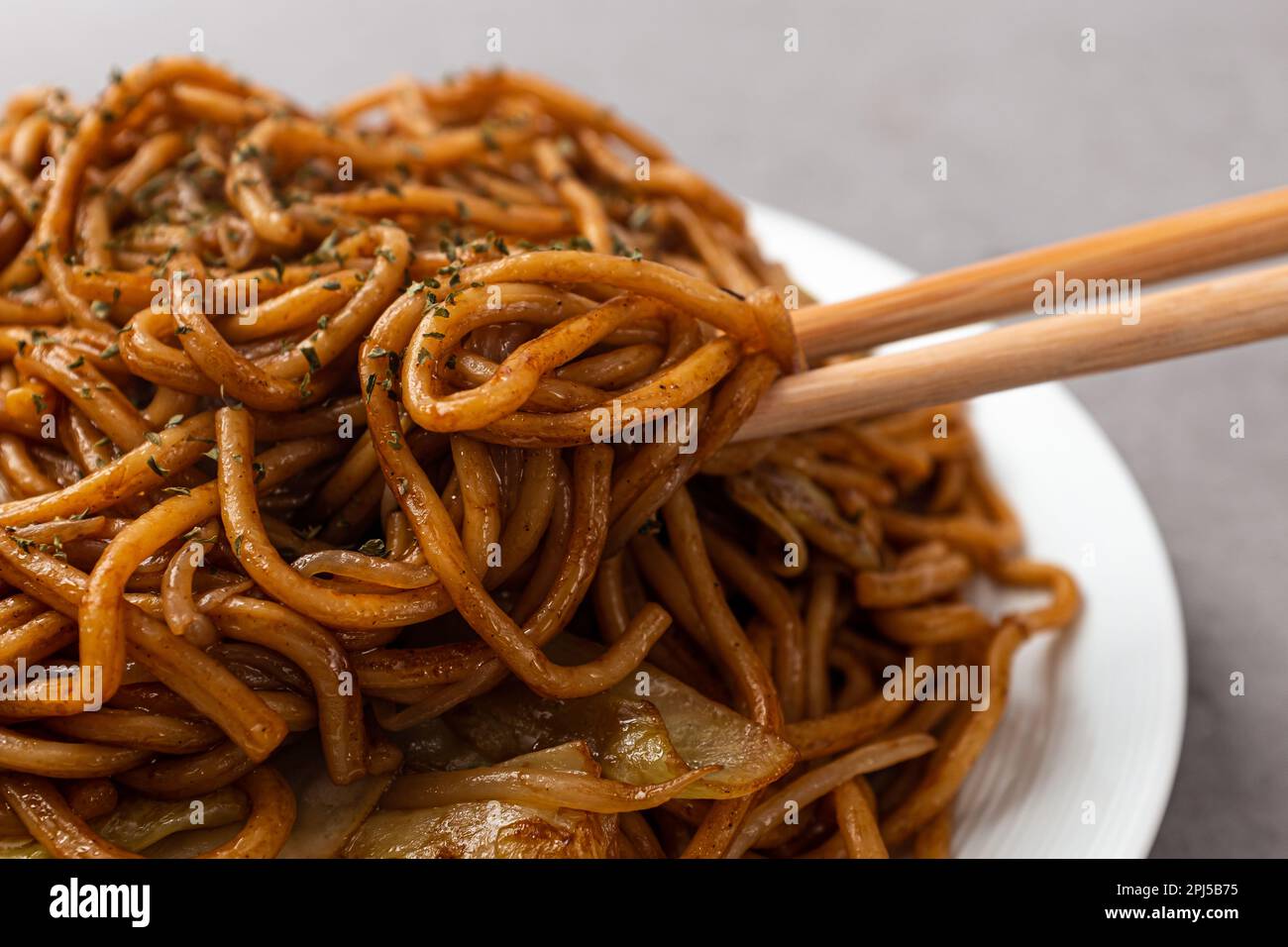Stir-fried Chinese noodles and vegetables in sweet and sour sauce ...