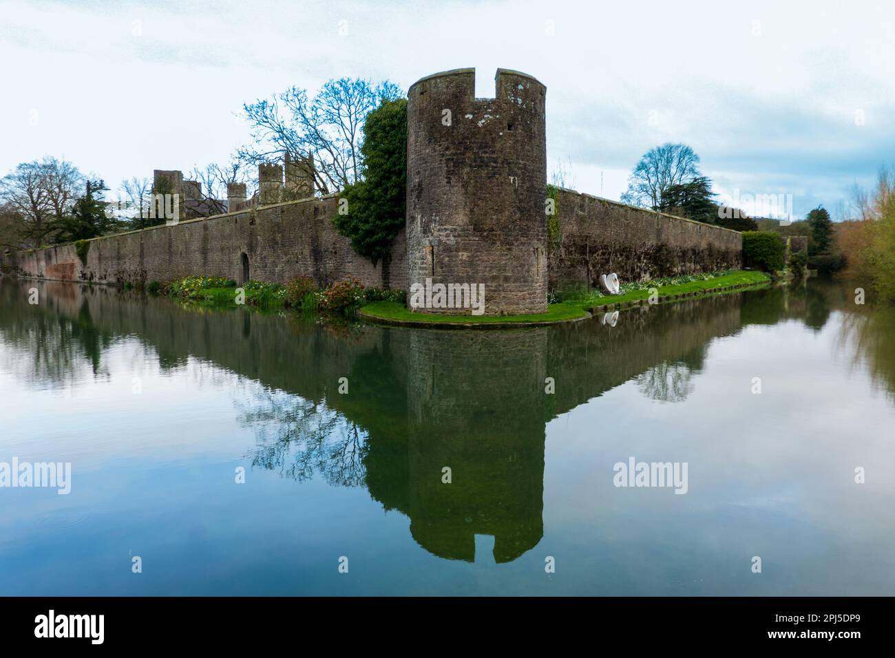 Wells moat hi-res stock photography and images - Alamy