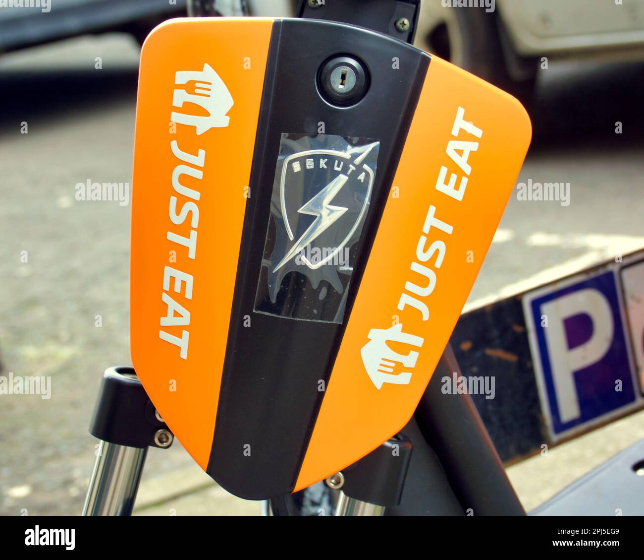 Restaurant healthy food delivery hi-res stock photography and images ...