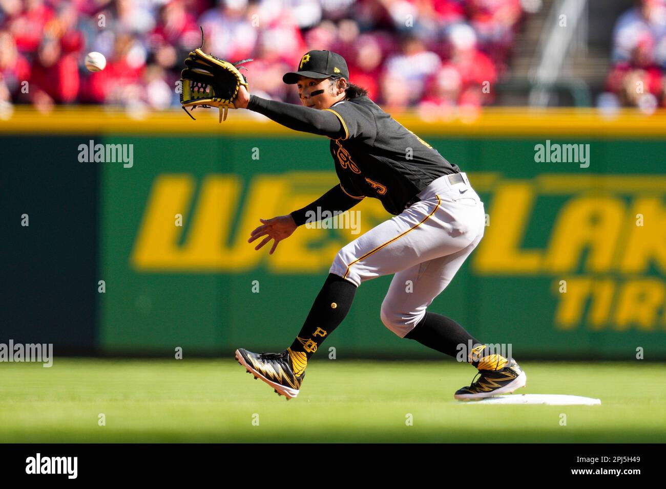 Pittsburgh Pirates second baseman Ji Hwan Bae (3) fields a ball against ...