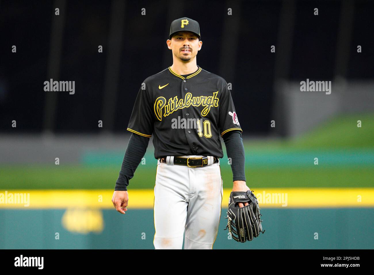 Pittsburgh Pirates left fielder Bryan Reynolds (10) plays against the ...