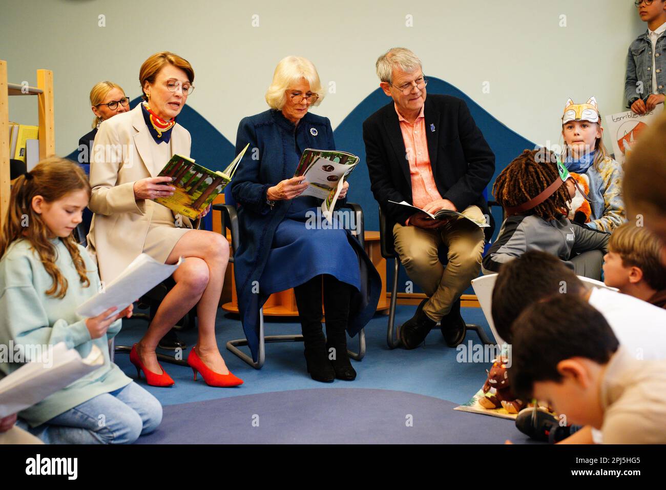 The Queen Consort reading The Gruffalo with Axel Scheffler (right), the ...
