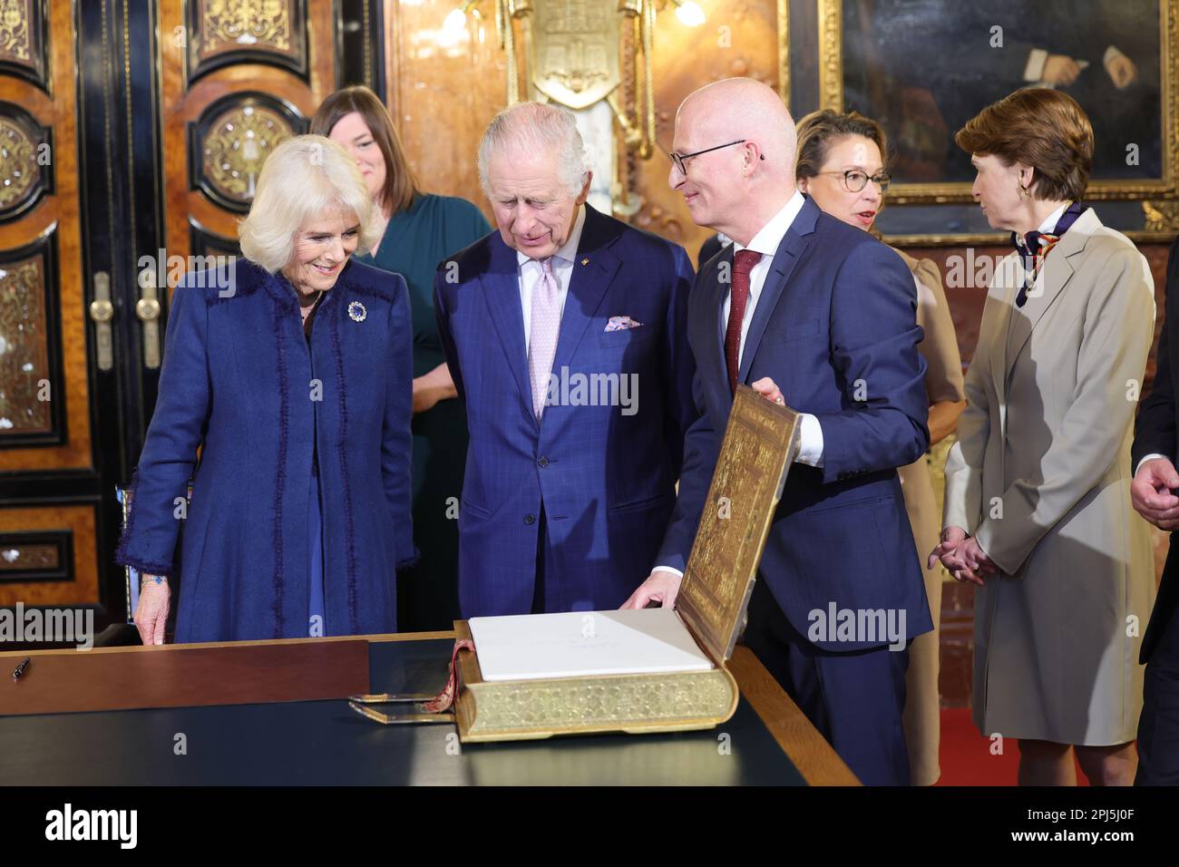 The First Mayor of Hamburg Dr. Peter Tschentscher shows King Charles ...