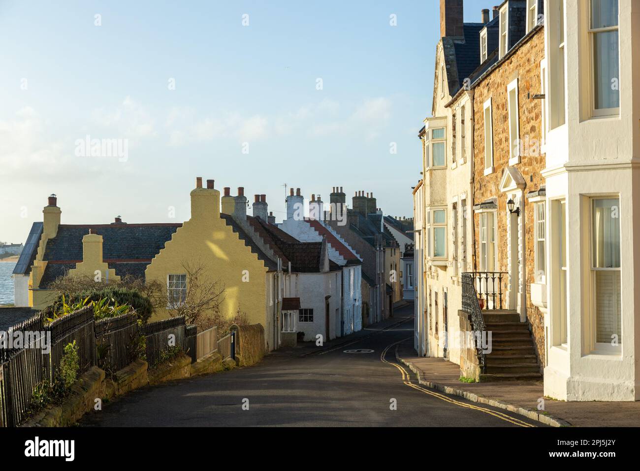 Scottish terrace houses hi-res stock photography and images - Alamy