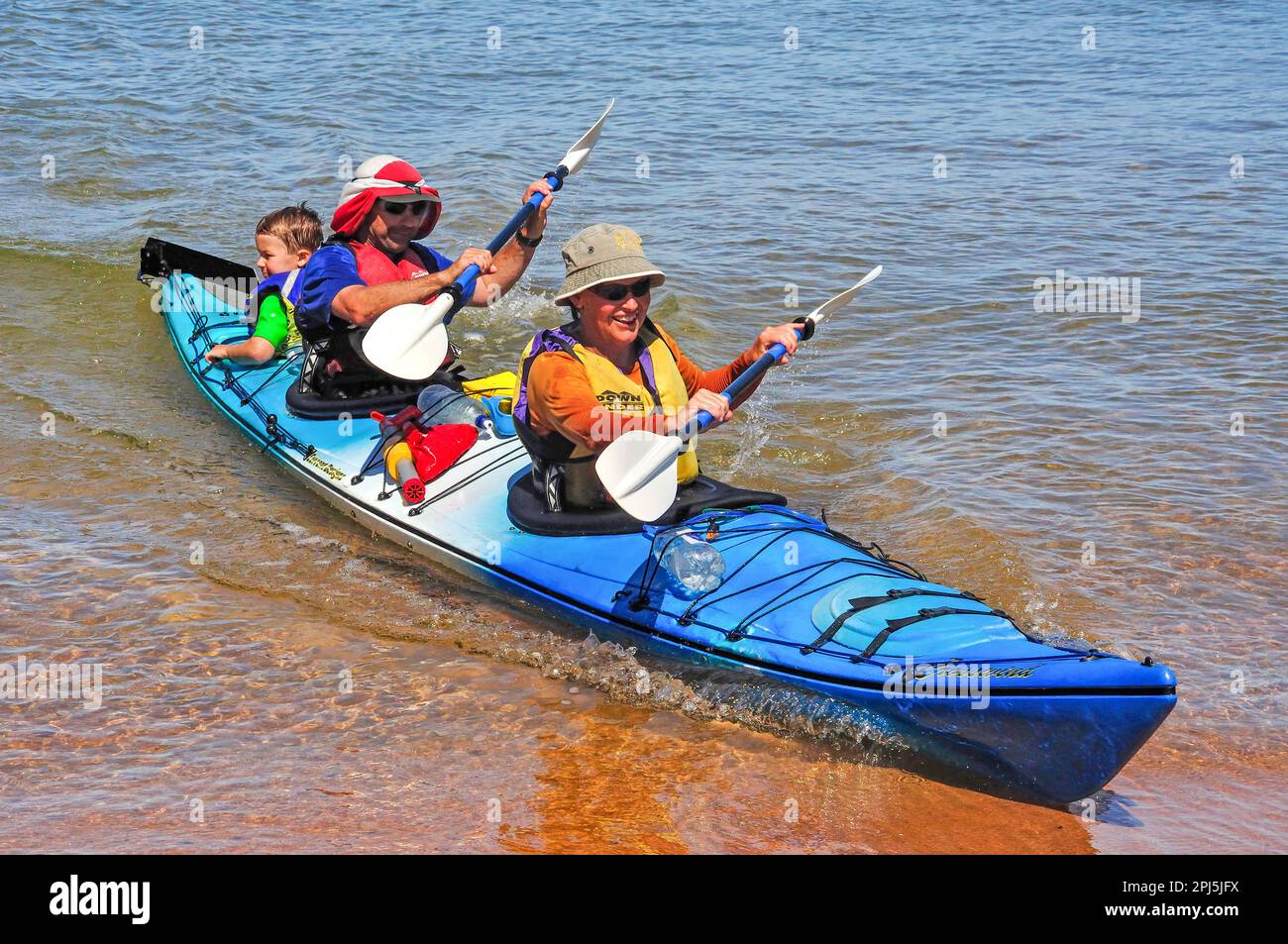 Family kayaking at Totaranui Beach, Abel Tasman National Park, Nelson ...