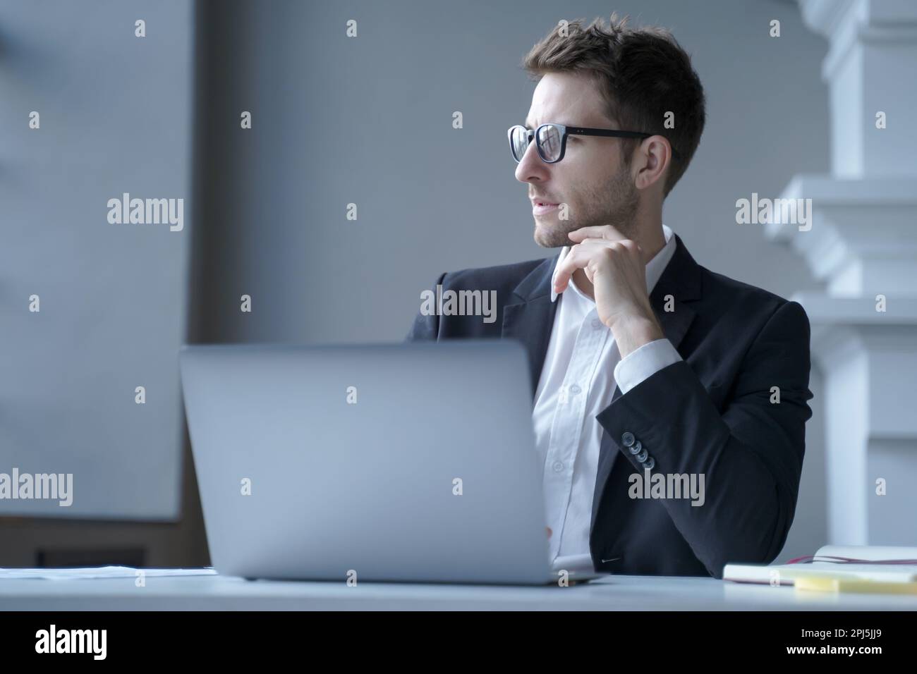 Distracted worker hi-res stock photography and images - Alamy