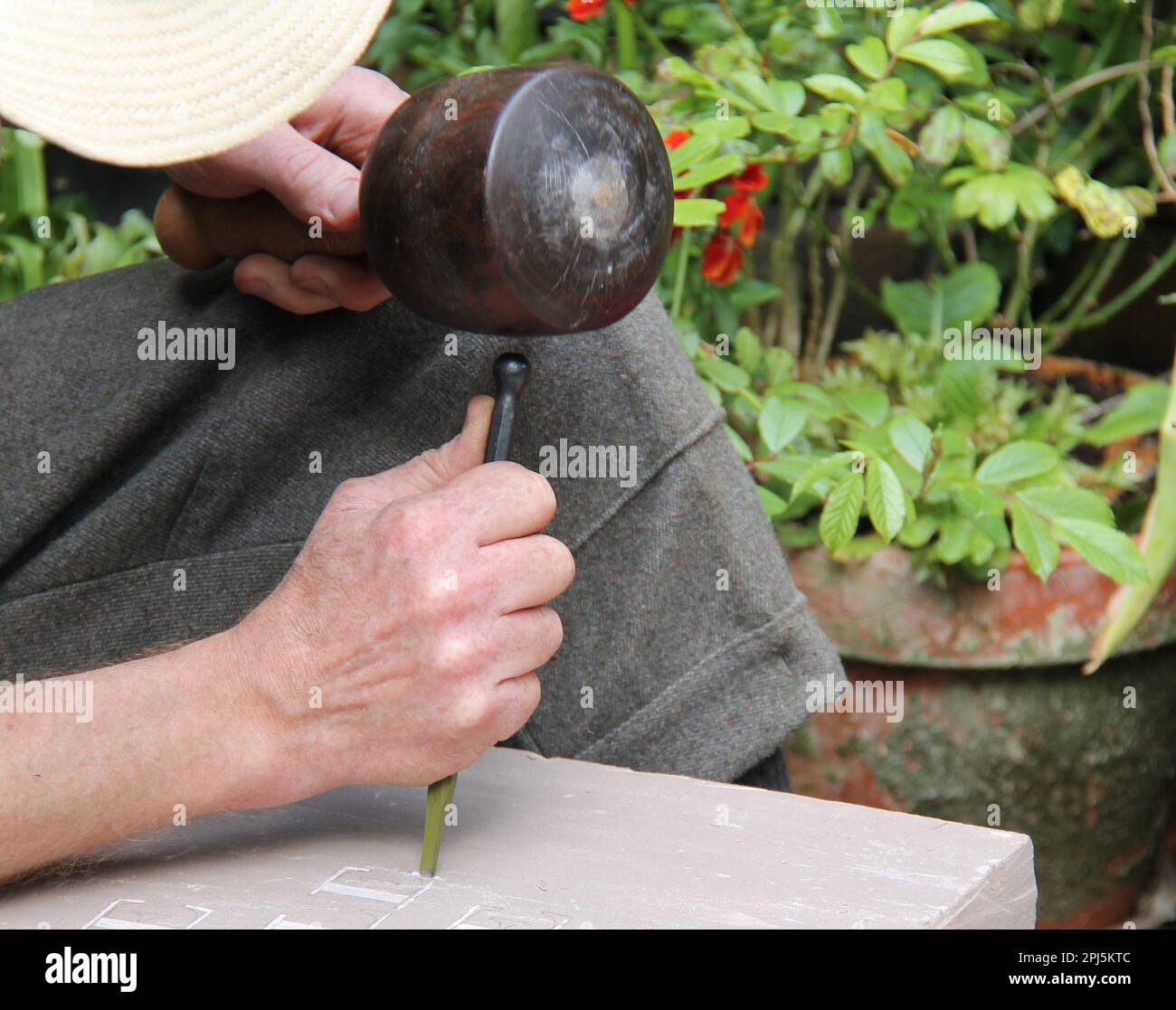 Hammer chisel stone hi-res stock photography and images - Alamy