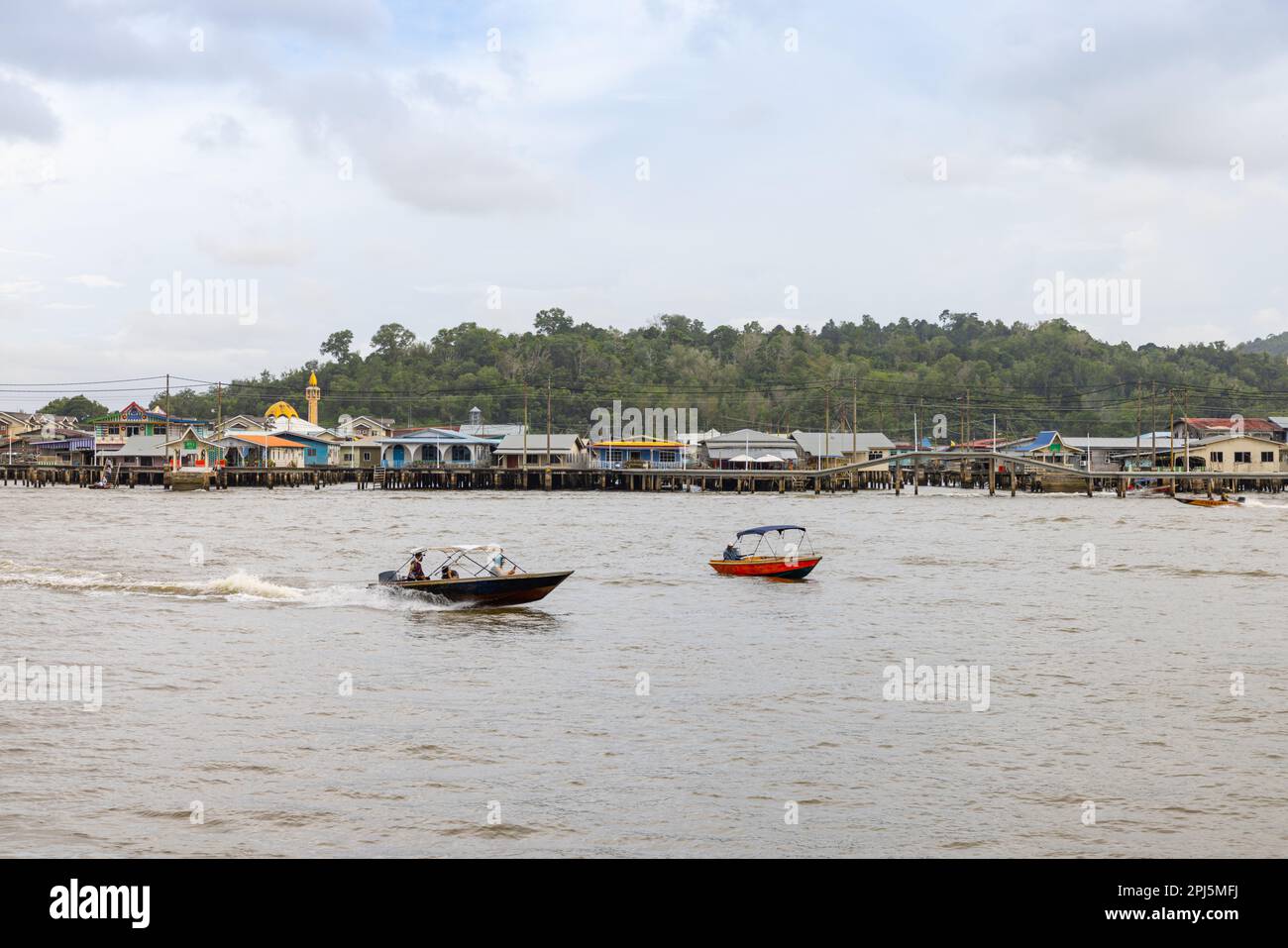 boat and building along Sungai Kedayan river, the capital of Brunei ...