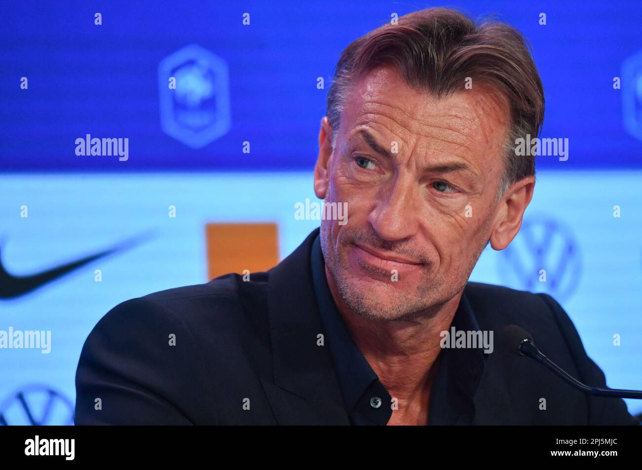 Former qatar coach hi-res stock photography and images - Alamy