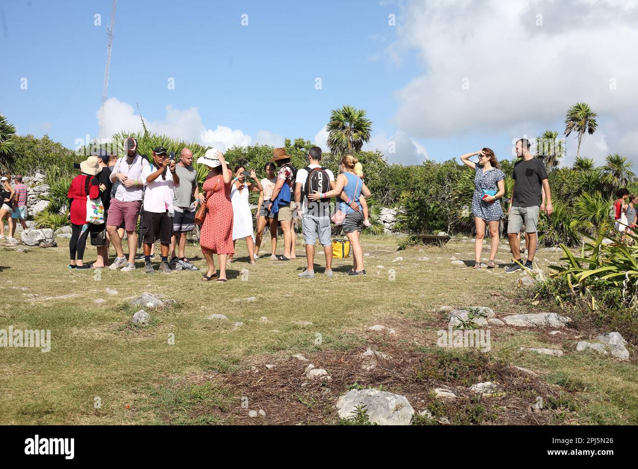 Group of tourists visiting Tulum ruins, Tulum, Mexico Stock Photo - Alamy Group of tourists visiting Tulum ruins, Tulum, Mexico Stock Photo - Alamy