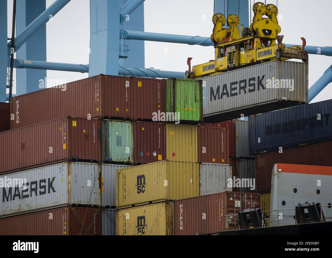 ROTTERDAM - A container ship during a Port of Rotterdam & APM Terminals ...