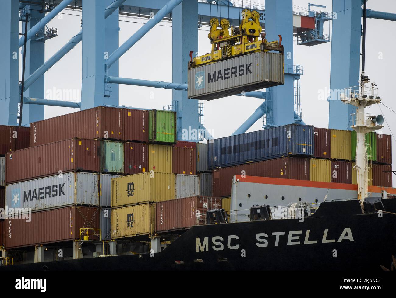 ROTTERDAM - A container ship during a Port of Rotterdam & APM Terminals ...