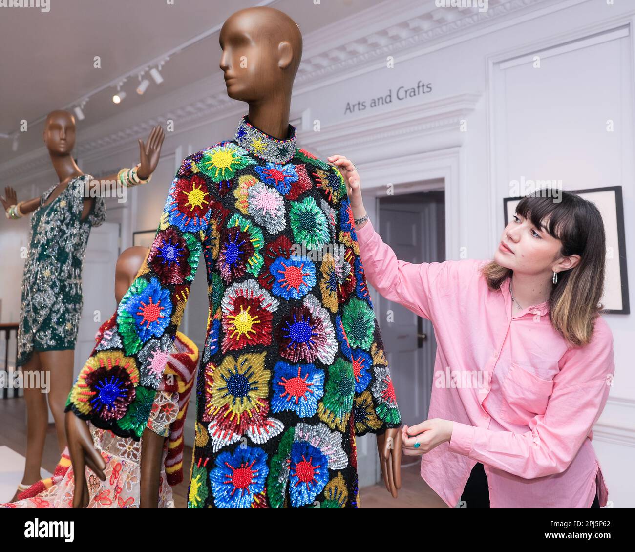 London, UK. 31st Mar, 2023. Gallery staff with the Psyche "Dahlia ...